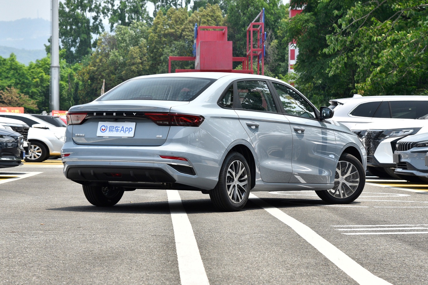 【帝豪第4代 1.5L CVT龙腾版侧后45度车头向右水平图片-汽车图片大全】-易车