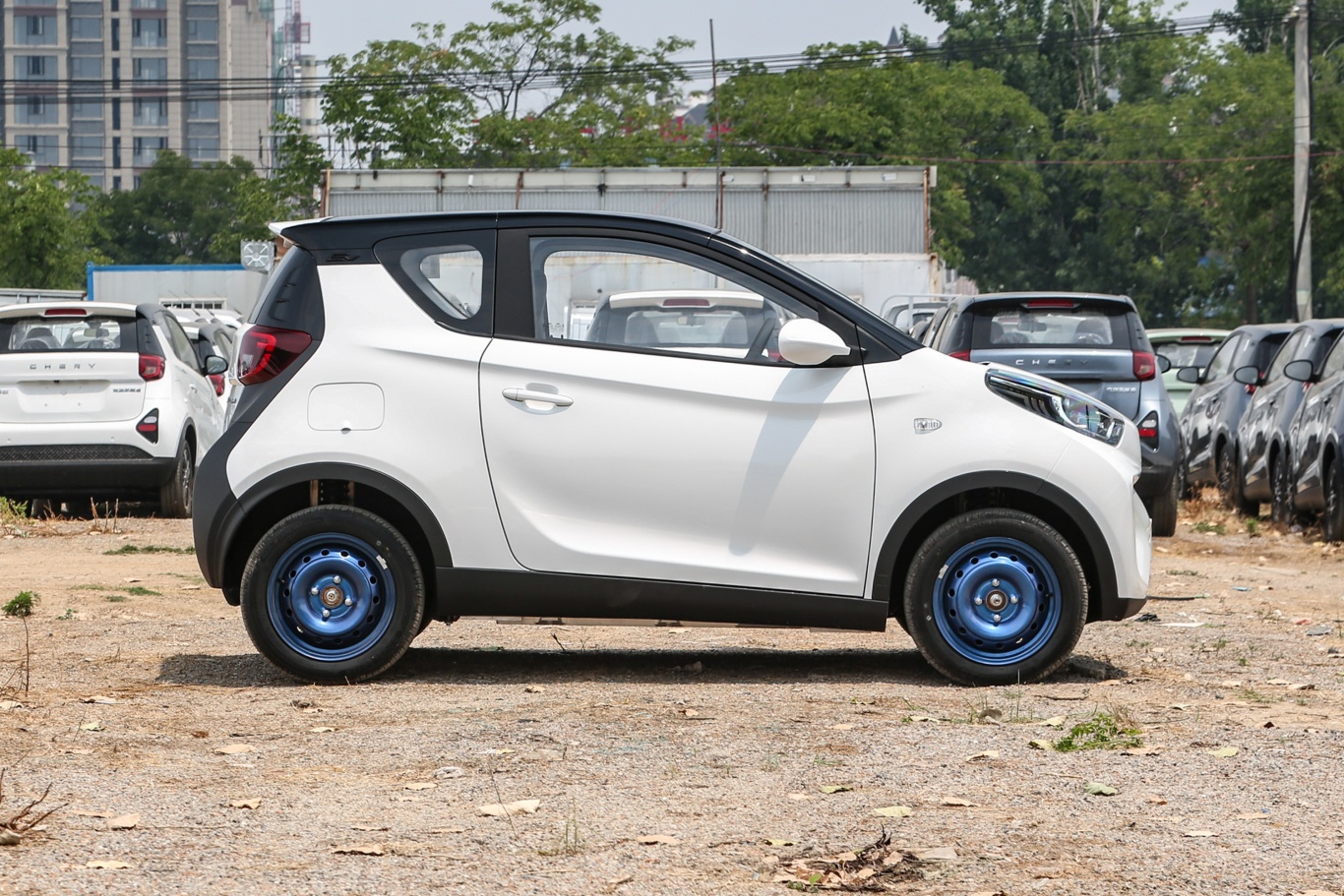 【小蚂蚁青春版 251km 热爱版 25.05kWh正侧车头向右水平图片-汽车图片大全】-易车