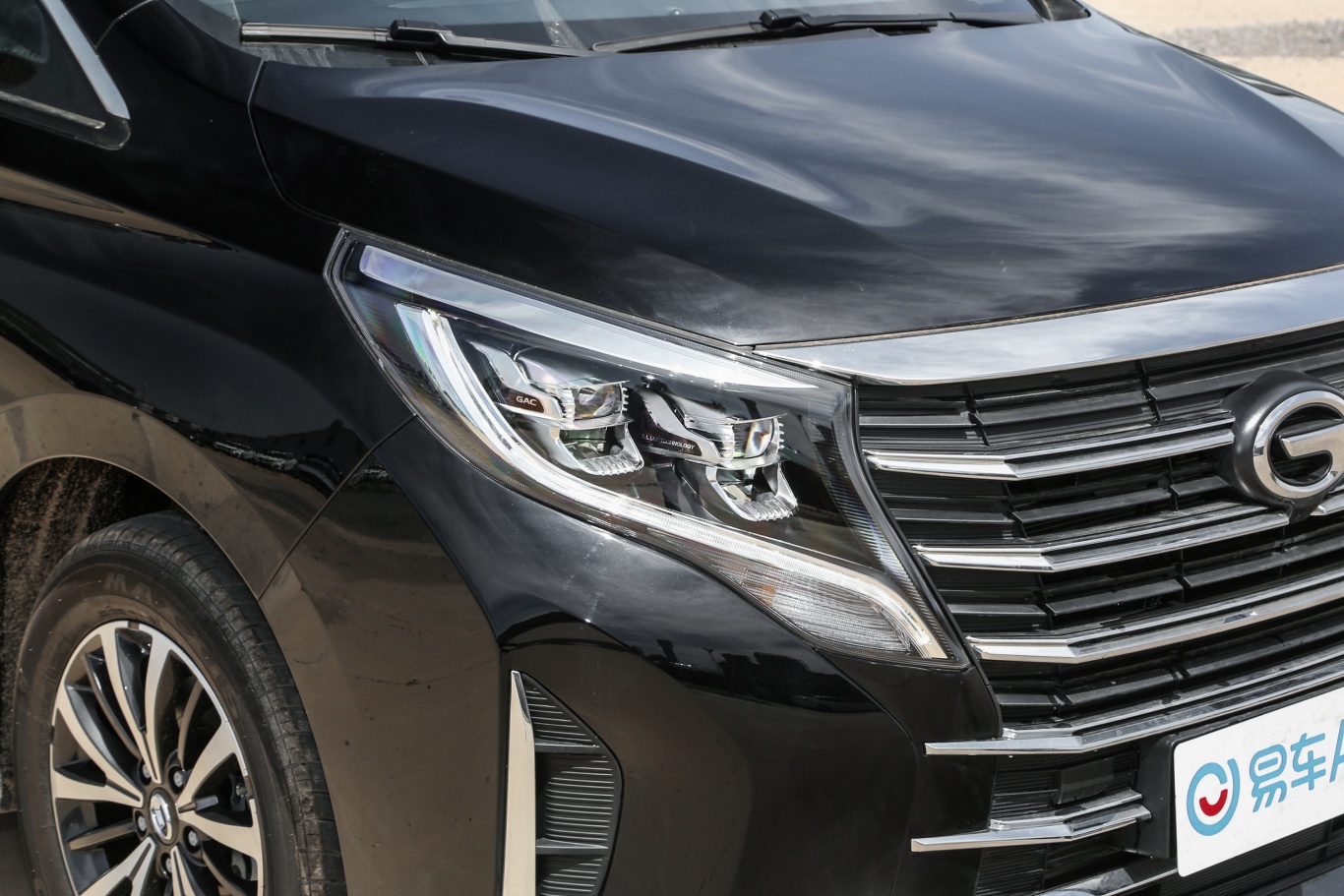 【传祺M8领秀系列 390T 尊享版 7座大灯侧45度俯拍图片-汽车图片大全】-易车