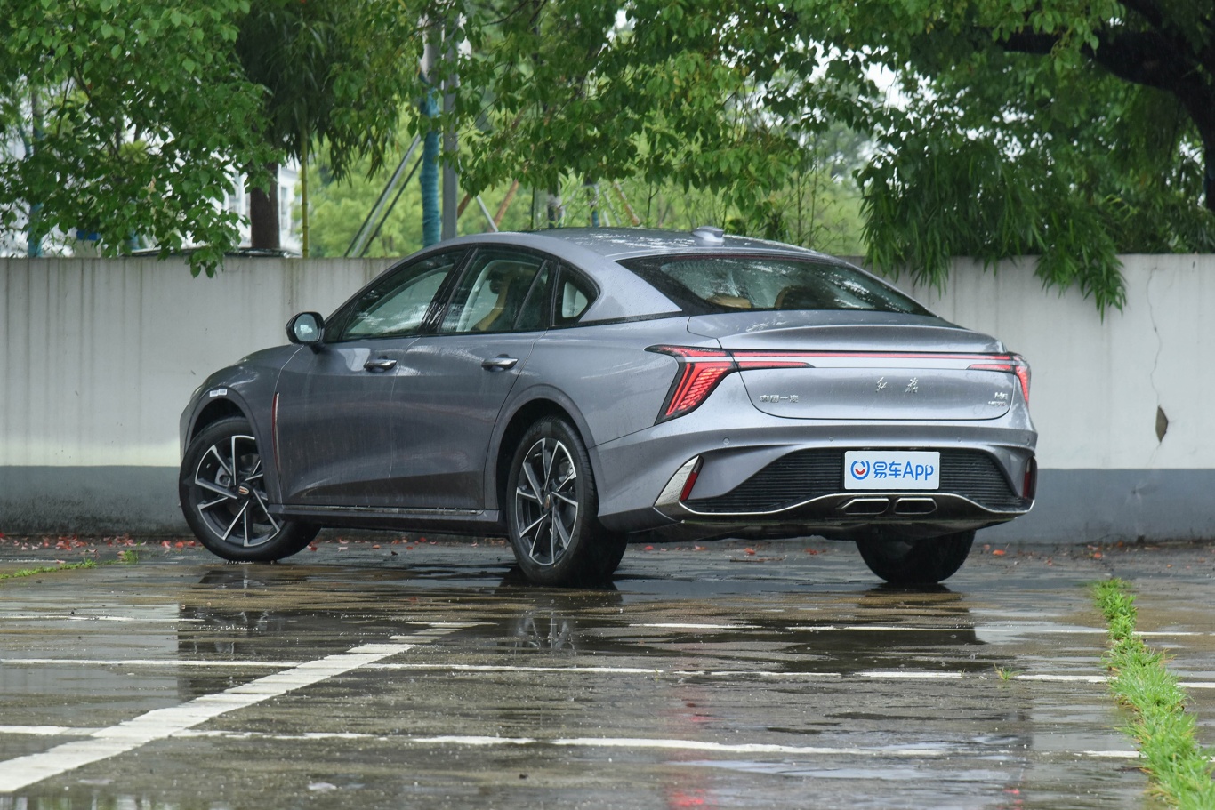 【红旗H62.0T 致逸版侧后45度车头向左水平图片-汽车图片大全】-易车