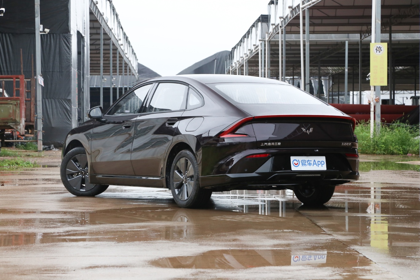 【五菱星光插电混动 共创版 1.5L 150km 标准型侧后45度车头向左水平图片-汽车图片大全】-易车