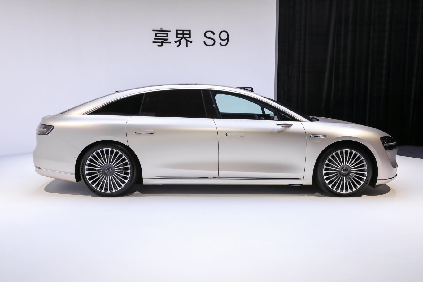 【享界S9纯电动 721km 四驱Ultra正侧车头向右水平图片-汽车图片大全】-易车