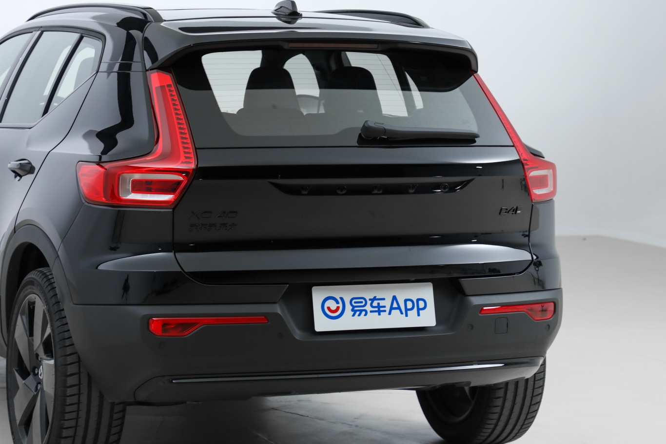 【沃尔沃XC40B4 四驱智远极夜黑版车尾特写图片-汽车图片大全】-易车
