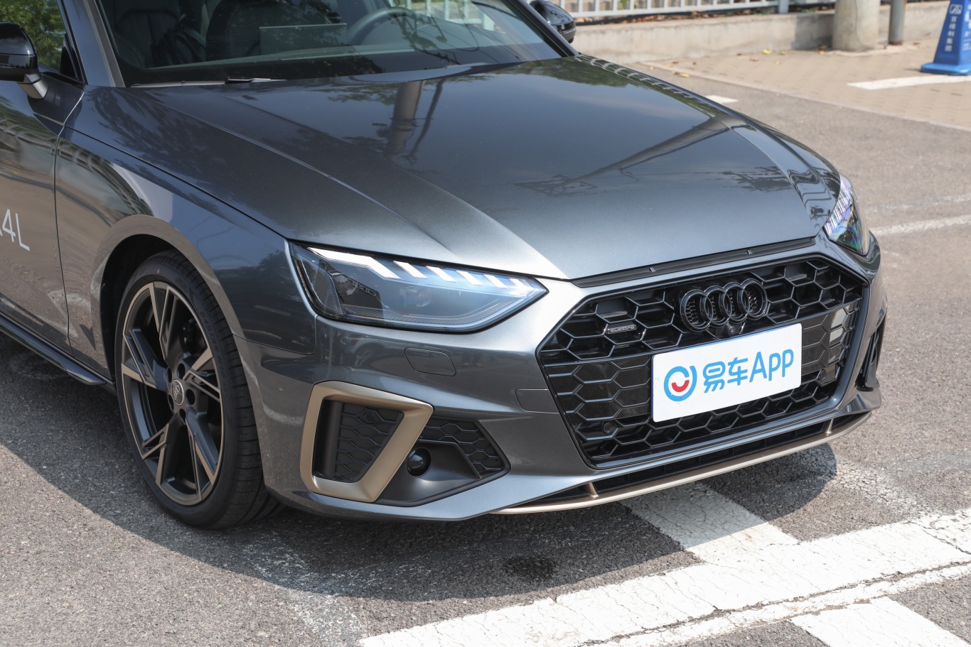 【奥迪A4L40 TFSI quattro RS套件燃速型前格栅侧俯拍图片-汽车图片大全】-易车