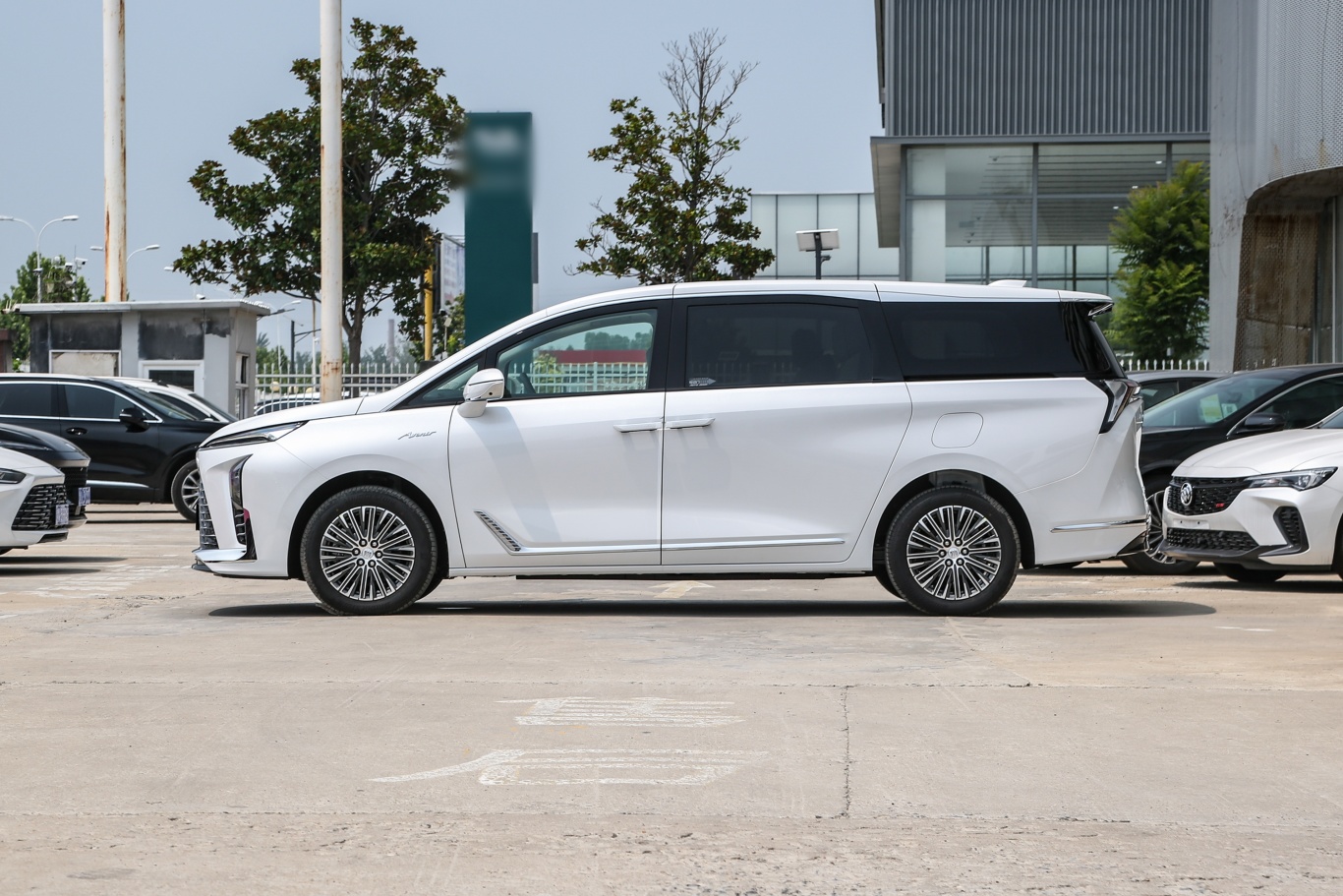 【别克GL8 插电混动陆尊 1.5T 138km 智享版 7座正侧车头向左水平图片-汽车图片大全】-易车