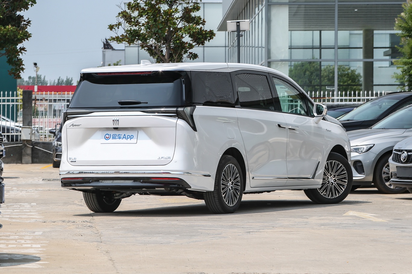 【别克GL8 插电混动陆尊 1.5T 138km 智享版 7座侧后45度车头向右水平图片-汽车图片大全】-易车