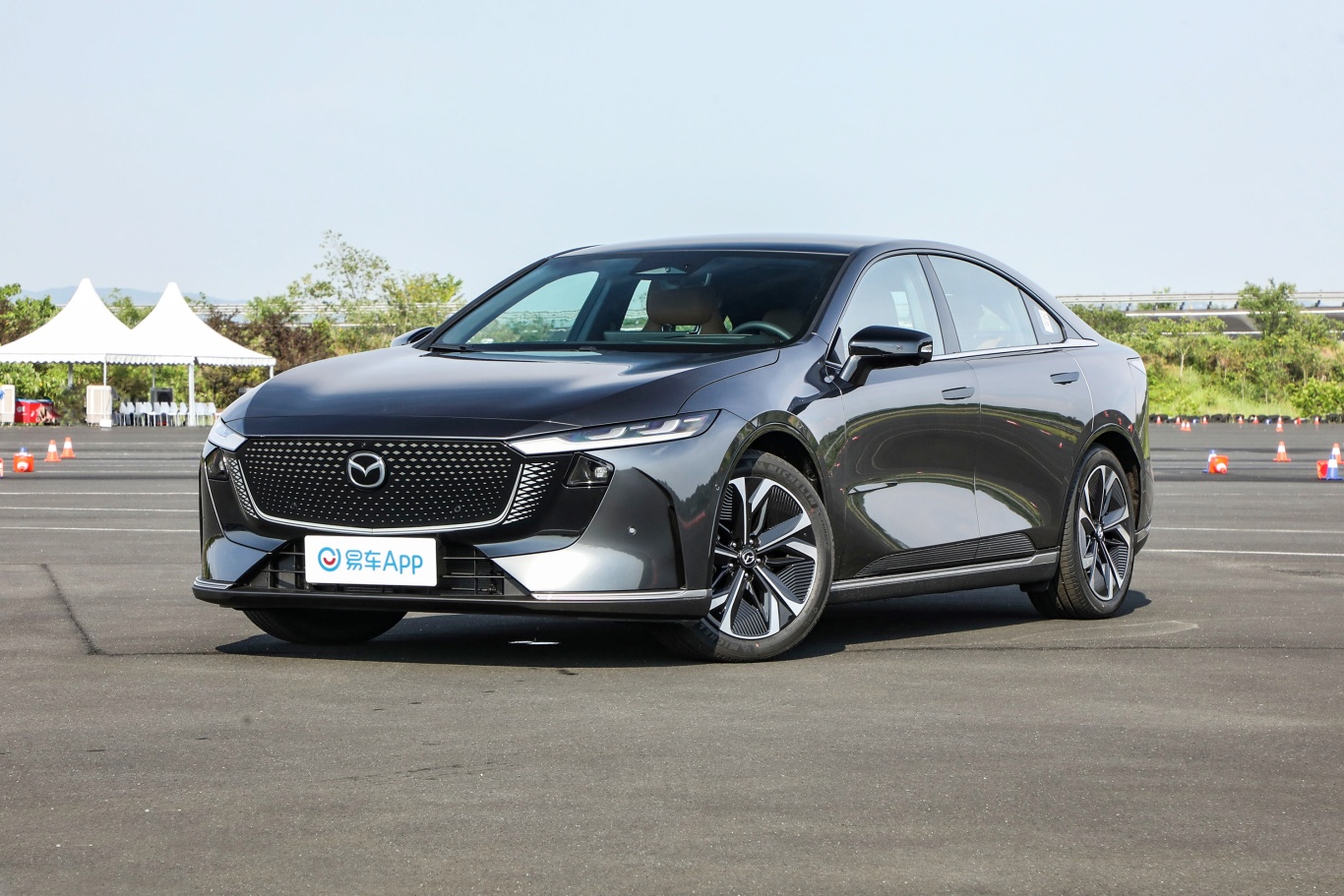 【马自达EZ-6纯电版 600km 智尊版侧前45度车头向左水平图片-汽车图片大全】-易车