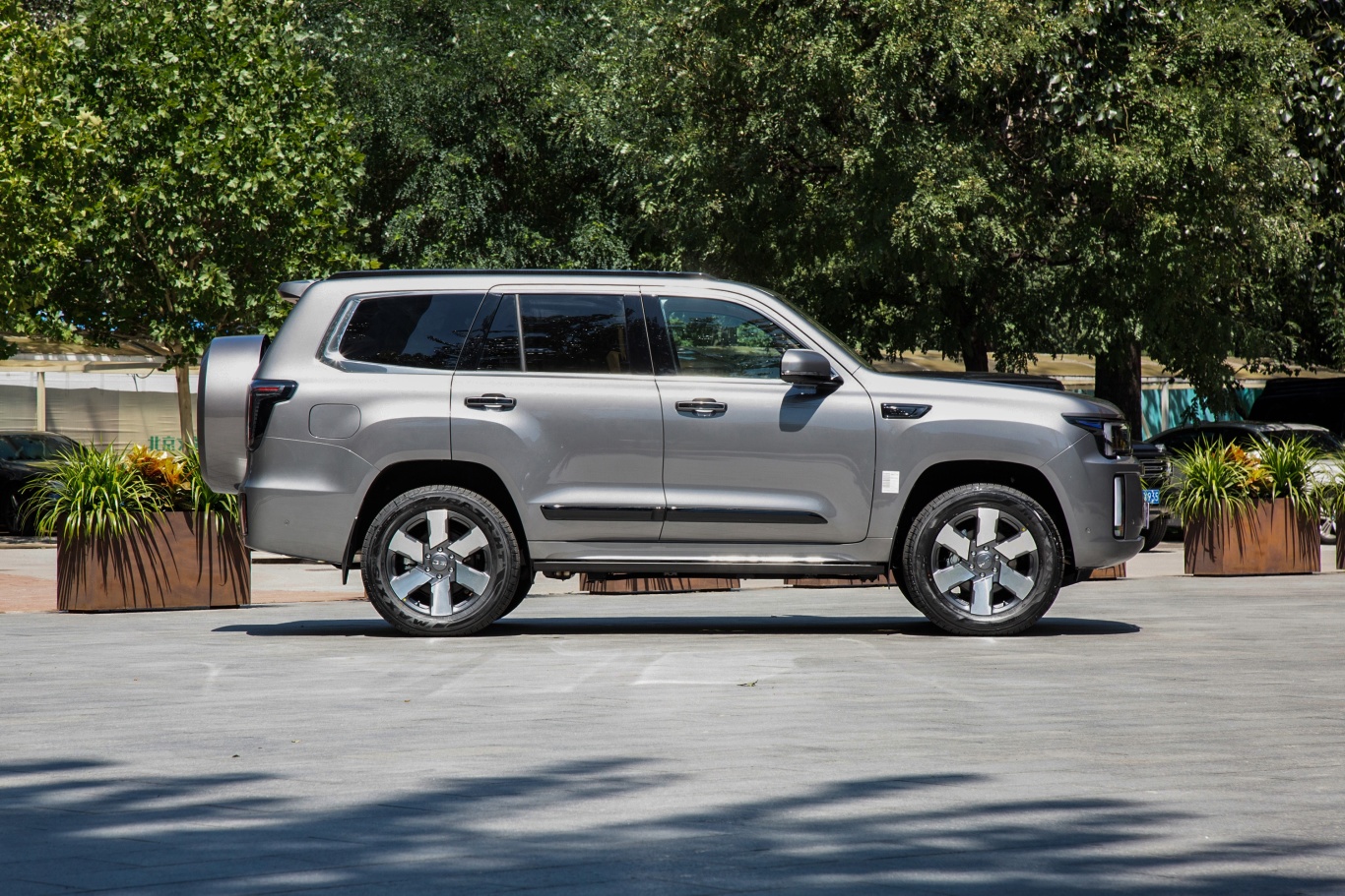 【北京越野BJ60雷霆1.5T 152km 魔核电驱进阶版 7座正侧车头向右水平图片-汽车图片大全】-易车