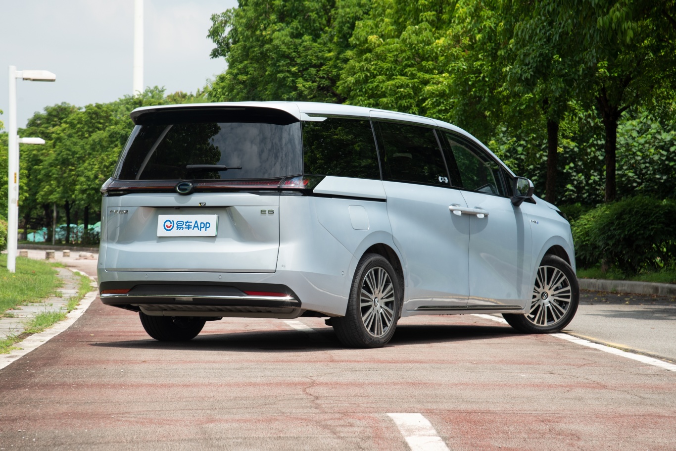 【传祺E8新能源2.0L 150km MAX+侧后45度车头向右水平图片-汽车图片大全】-易车