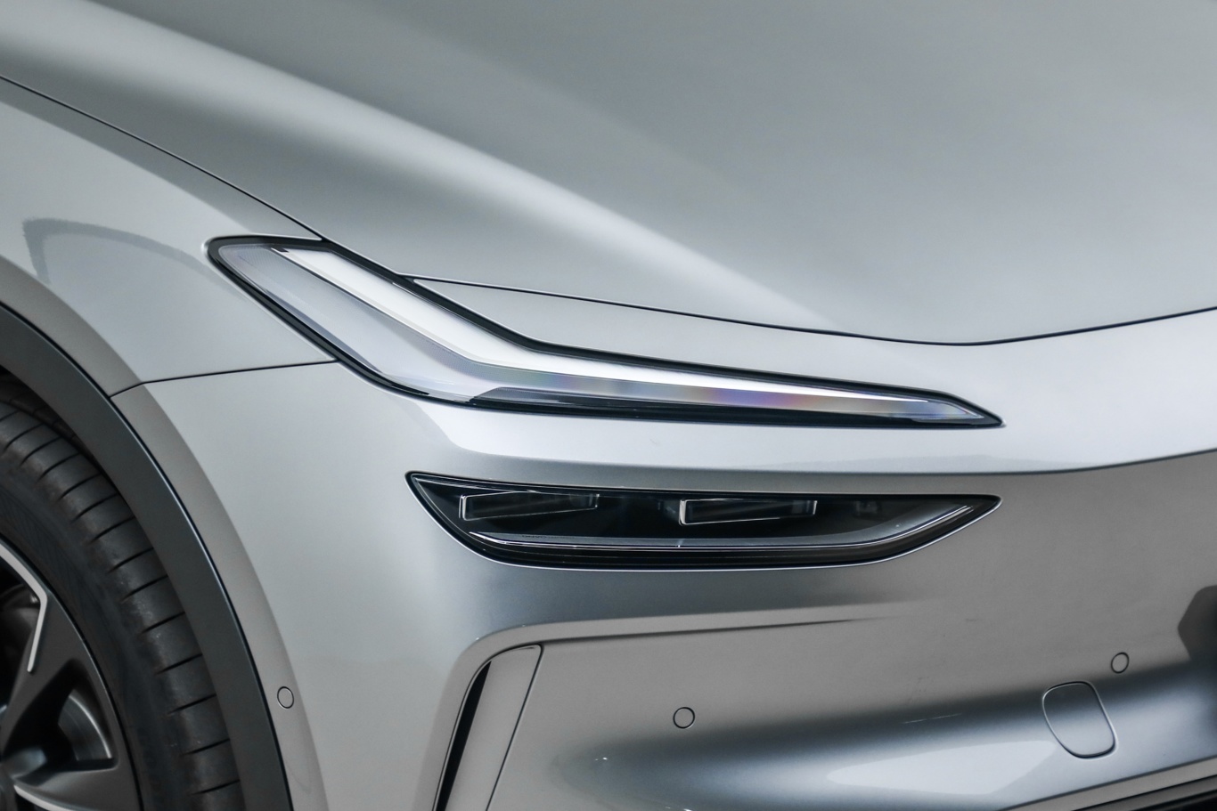 【乐道L60555km 后驱标准续航版大灯侧45度俯拍图片-汽车图片大全】-易车