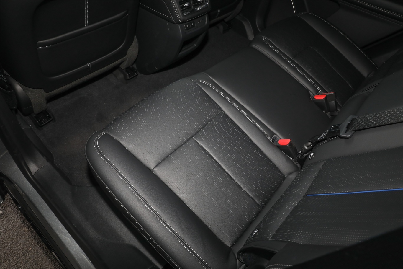【凯迪拉克XT5轻混 2.0T 尊贵型后排空间图片-汽车图片大全】-易车