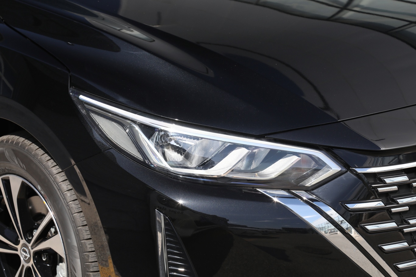 【轩逸e-POWER 全电驱Pro大灯侧45度俯拍图片-汽车图片大全】-易车