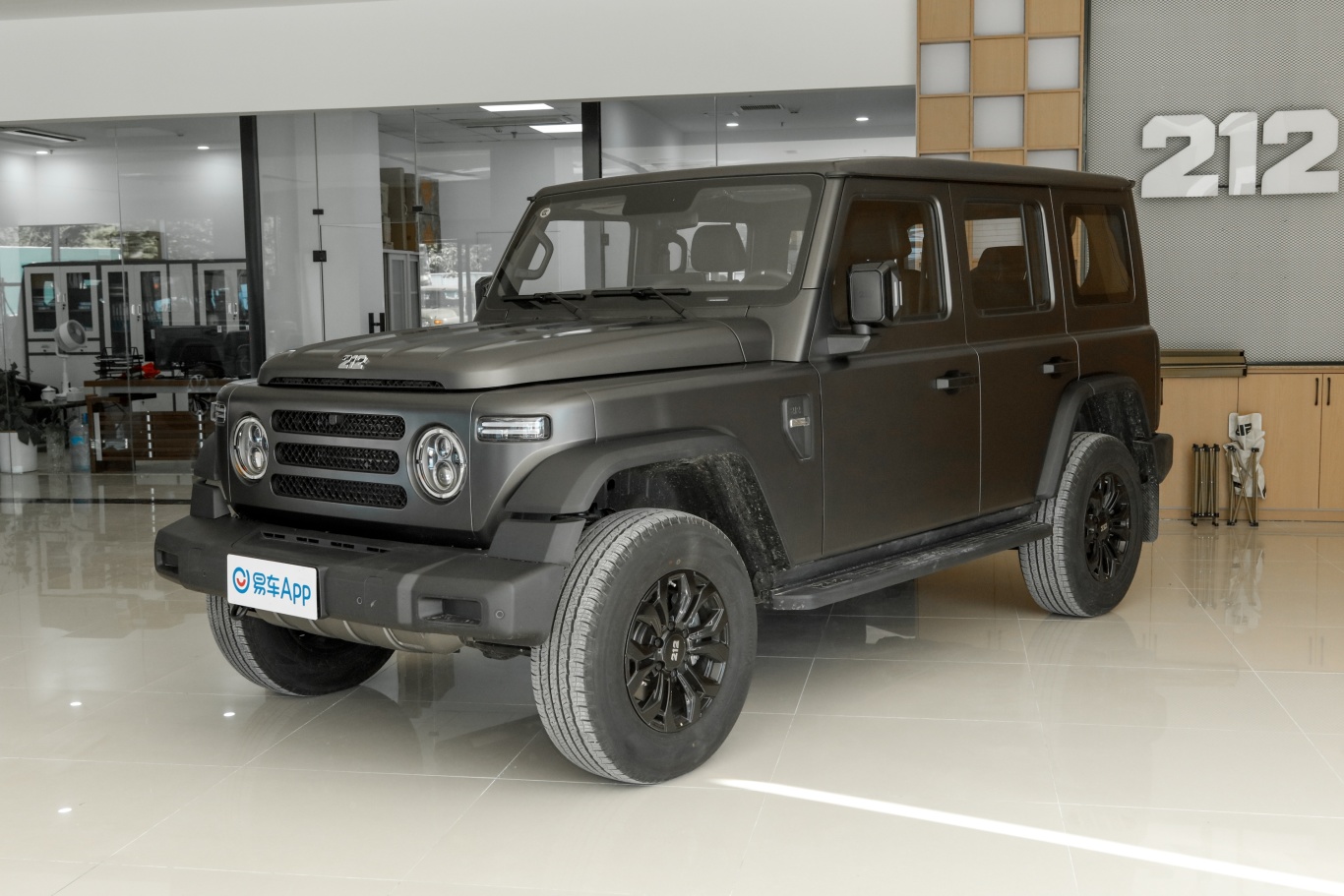 【212 T012.0T 机械师侧前45度车头向左水平图片-汽车图片大全】-易车