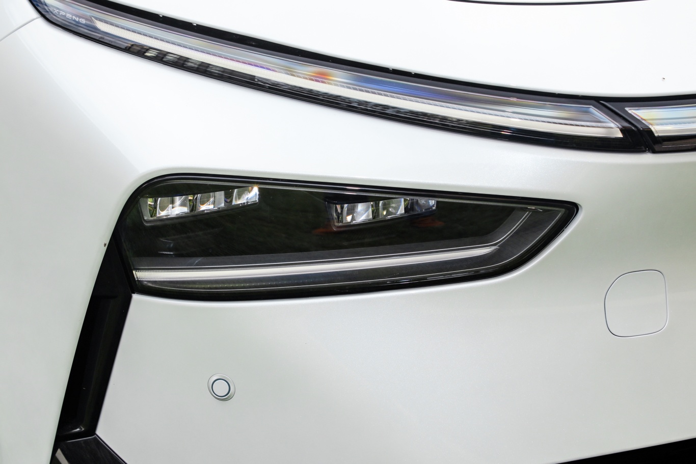 【小鹏P7+725 超长续航 Max大灯侧45度俯拍图片-汽车图片大全】-易车