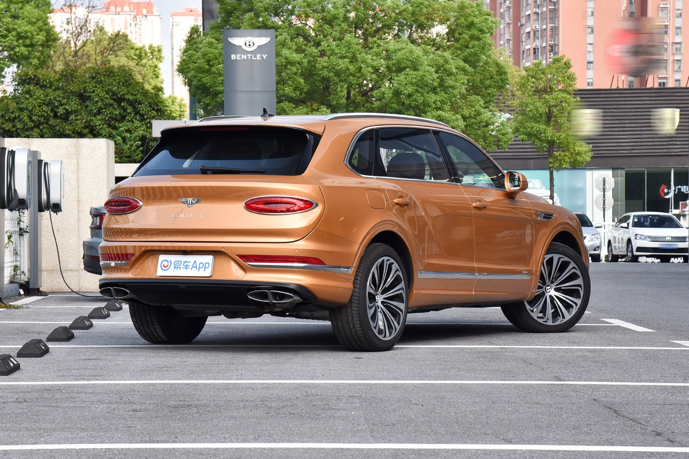 【添越4.0T V8 长轴距雅度版侧后45度车头向右水平图片-汽车图片大全】-易车