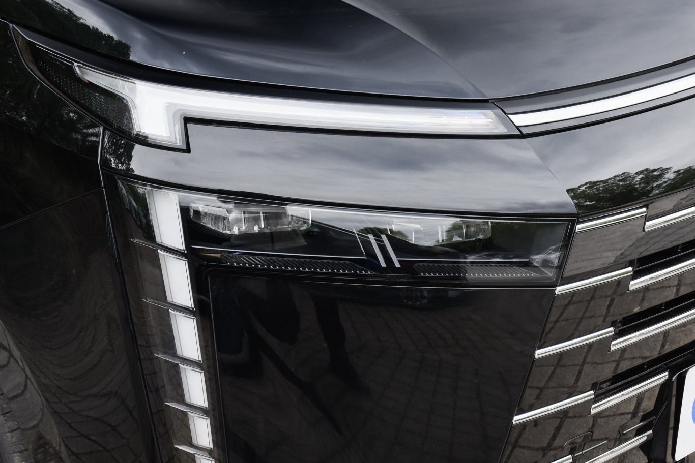 【传祺E8荣耀系列 2.0L 荣耀版大灯侧45度俯拍图片-汽车图片大全】-易车