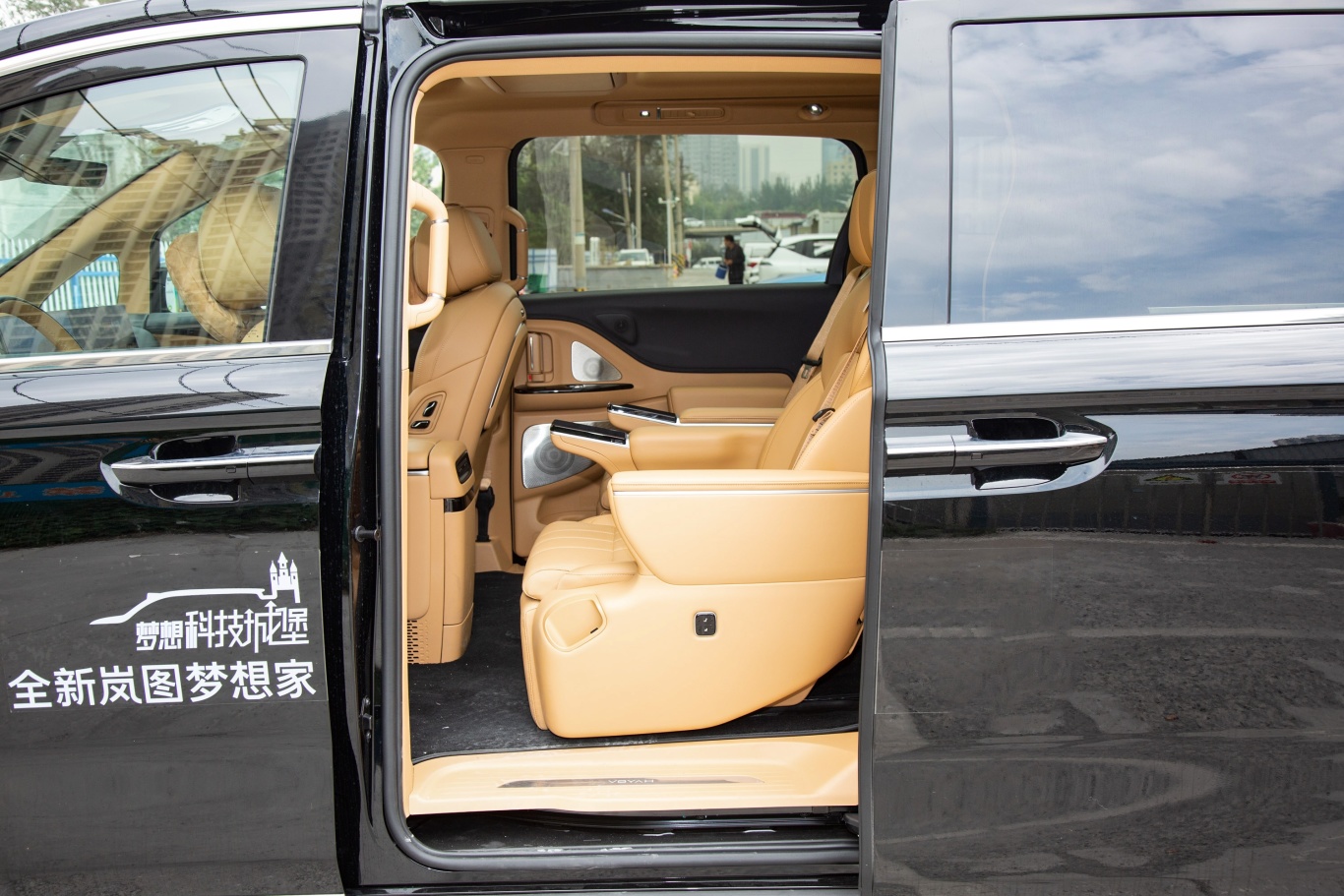 【岚图梦想家插电混动 1.5T 235km 四驱尊贵鲲鹏版后排空间图片-汽车图片大全】-易车