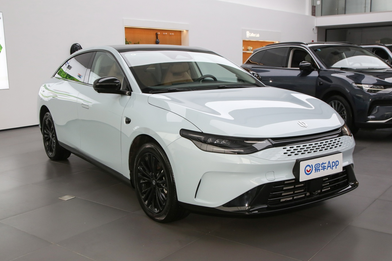 【零跑C01增程版 1.5L 216km 舒享版侧前45度车头向右水平图片-汽车图片大全】-易车