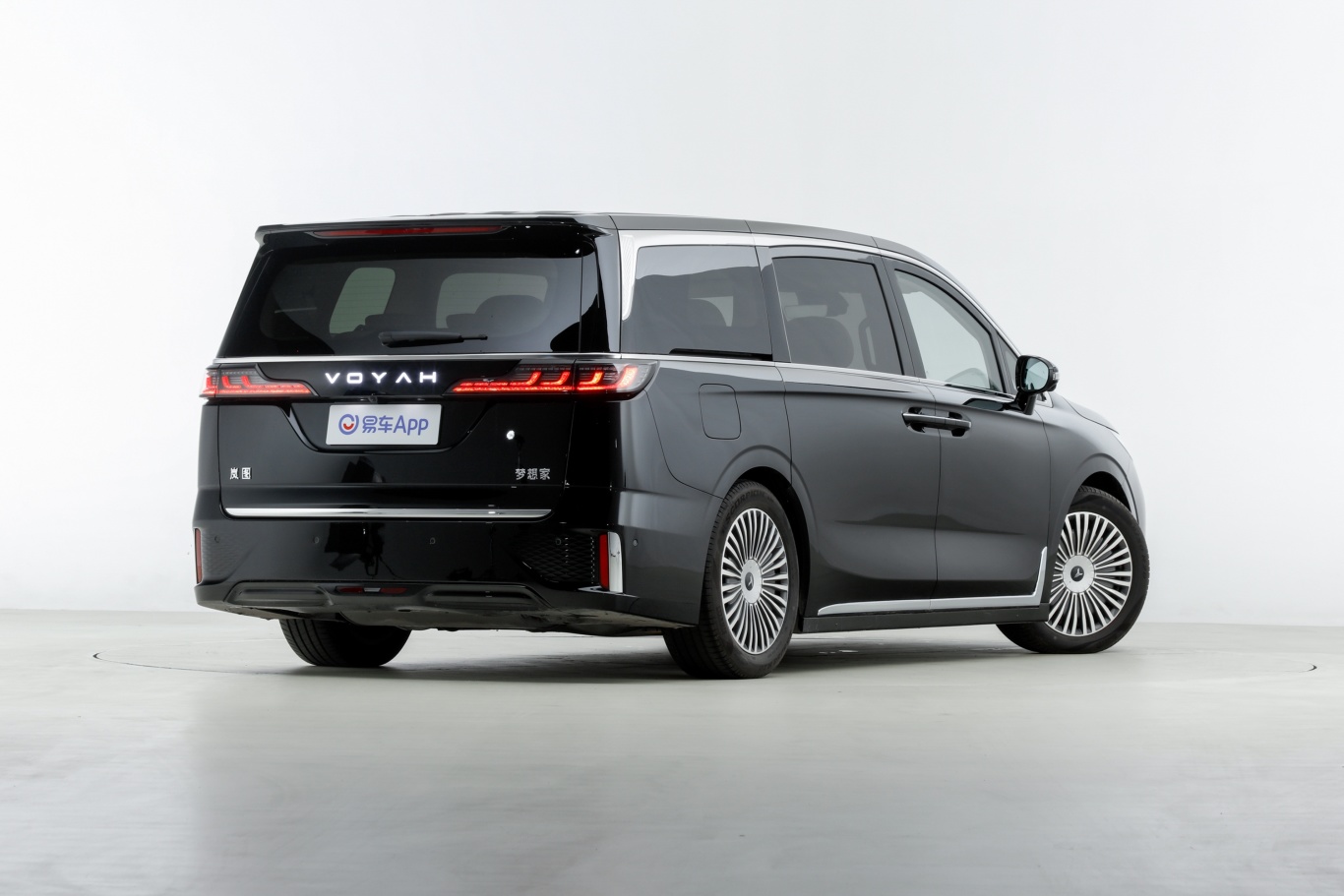 【岚图梦想家插电混动 1.5T 235km 四驱旗舰鲲鹏版侧后45度车头向右水平图片-汽车图片大全】-易车