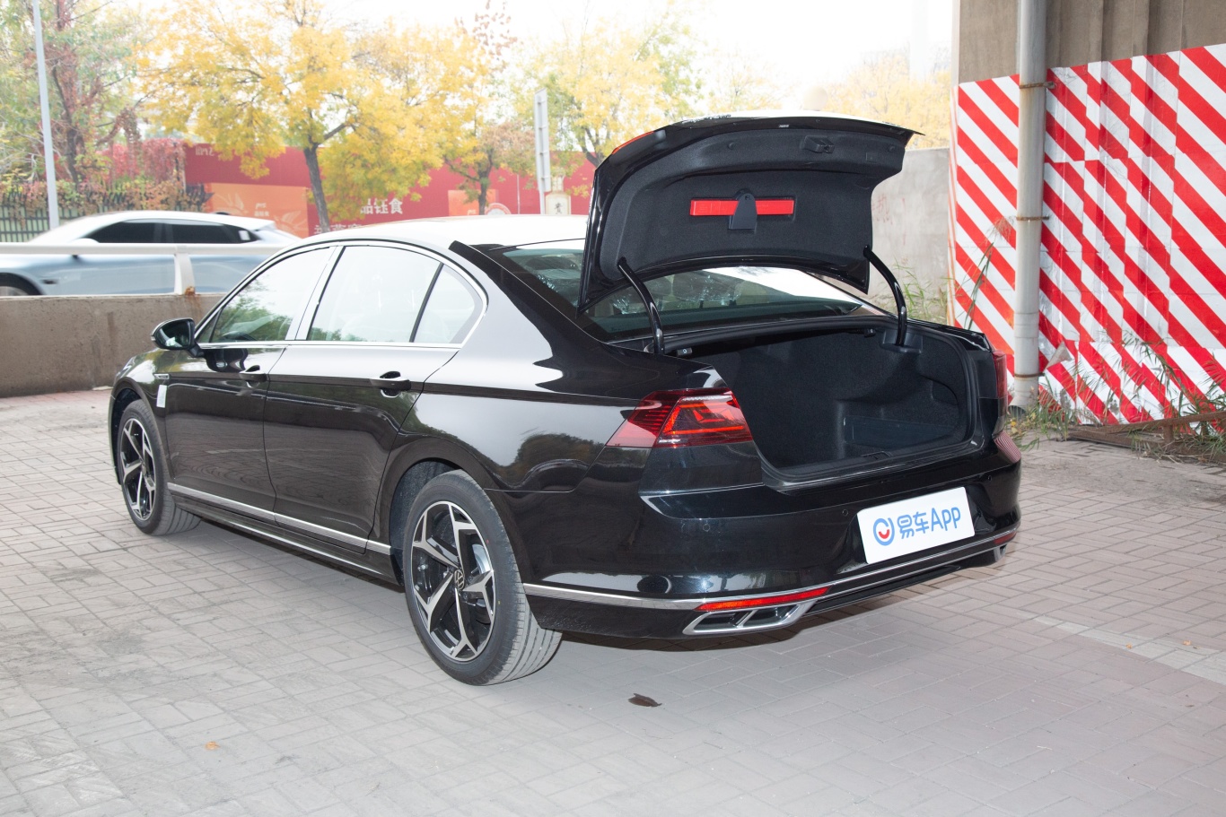 【迈腾众享版 330TSI 豪华型后备厢开启45度侧拍图片-汽车图片大全】-易车