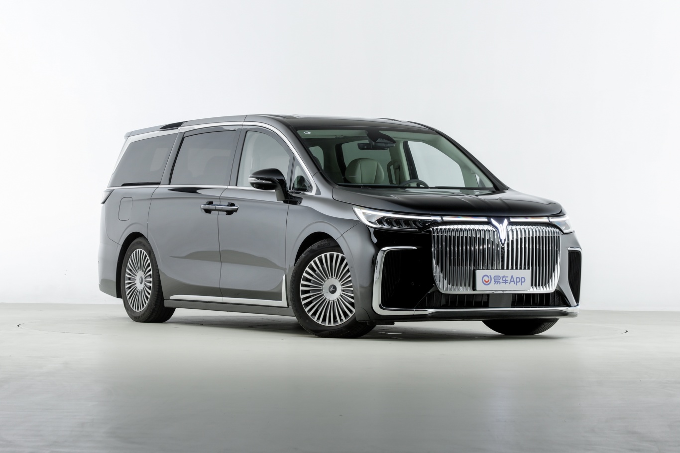 【岚图梦想家插电混动 1.5T 235km 四驱旗舰鲲鹏版侧前45度车头向右水平图片-汽车图片大全】-易车