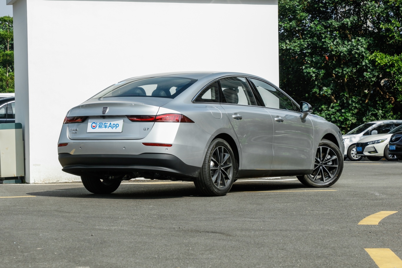 【荣威D7插电混动 1.5L 125km 世界冠军版侧后45度车头向右水平图片-汽车图片大全】-易车