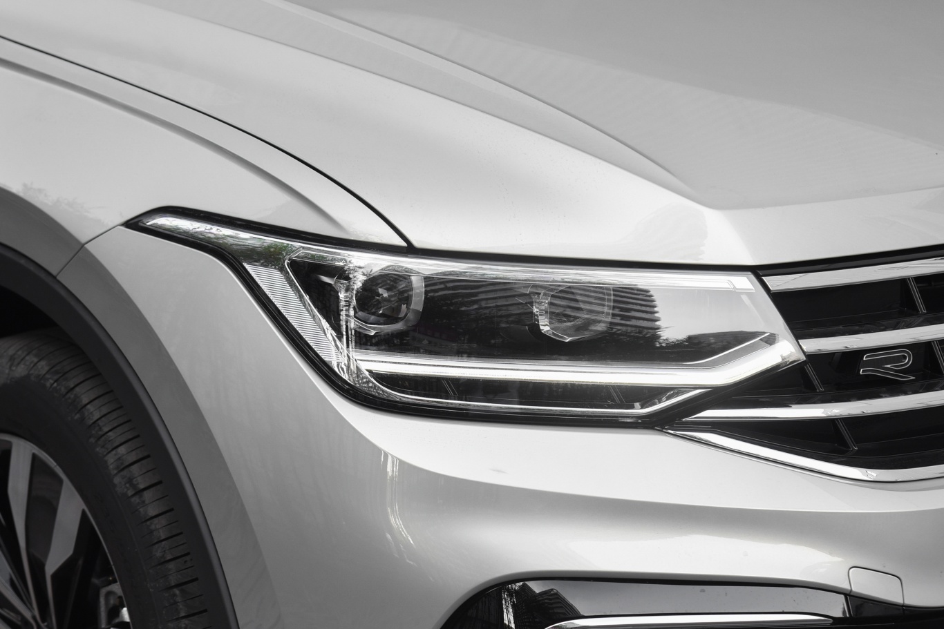 【途观L330TSI 两驱R-Line龙耀版 5座大灯侧45度俯拍图片-汽车图片大全】-易车