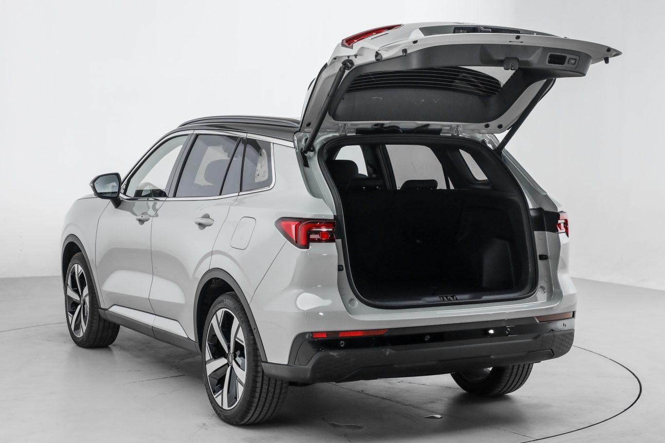 【领睿EcoBoost 170 尊领型PLUS后备厢开启45度侧拍图片-汽车图片大全】-易车