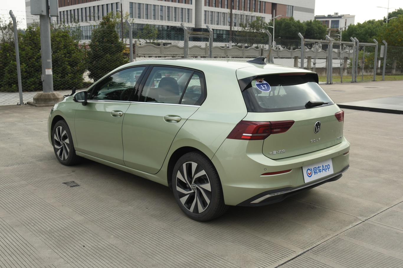 【高尔夫300TSI Pro侧后45度车头向左水平图片-汽车图片大全】-易车