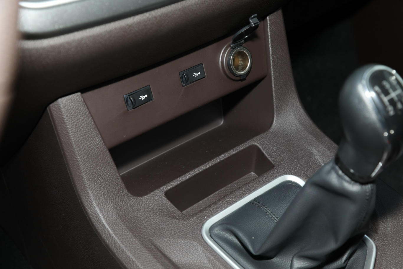 【领途M81.6L 舒适版 6座无线充电区图片-汽车图片大全】-易车