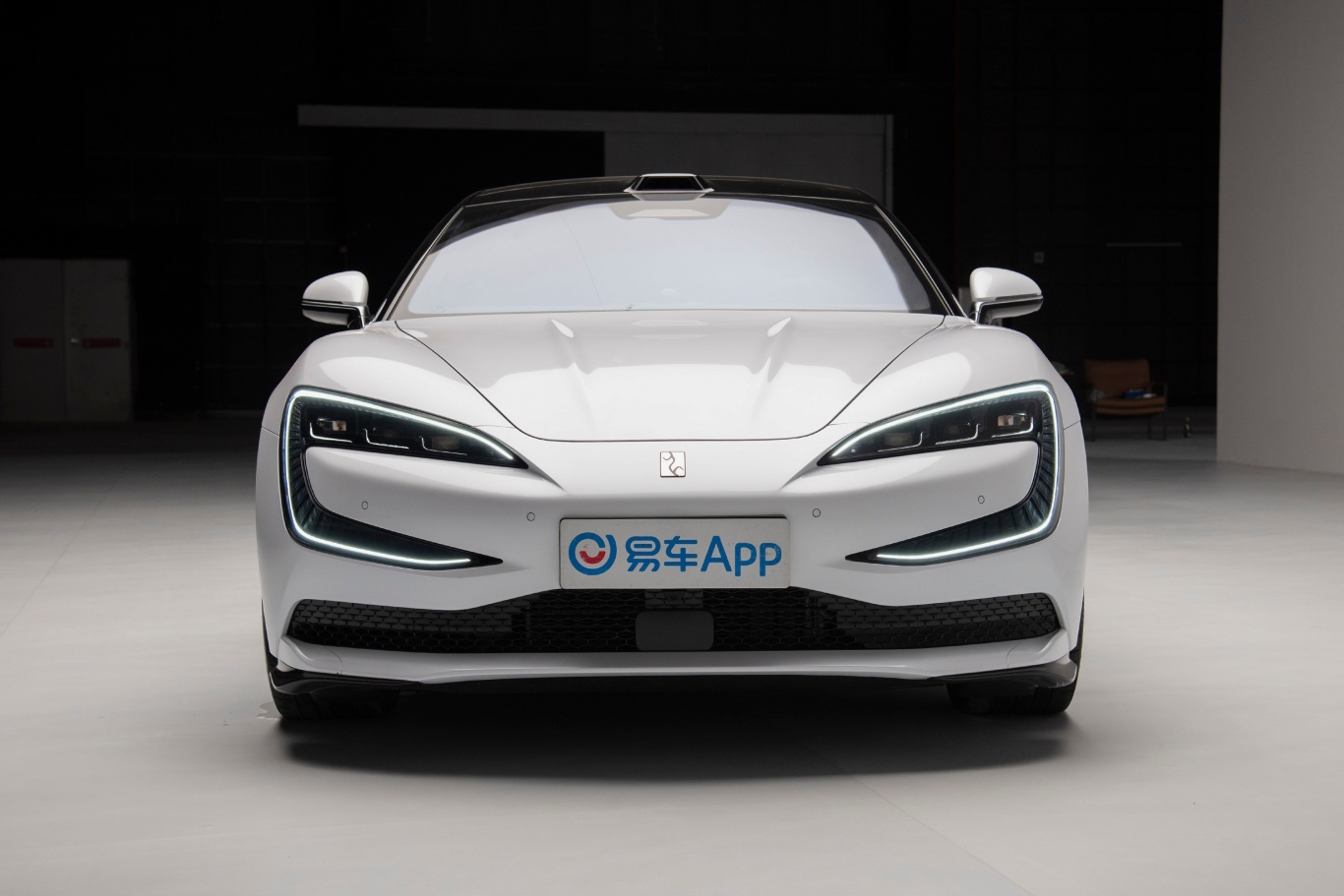 【仰望U7纯电版 720km 旗舰版 4座正前水平图片-汽车图片大全】-易车