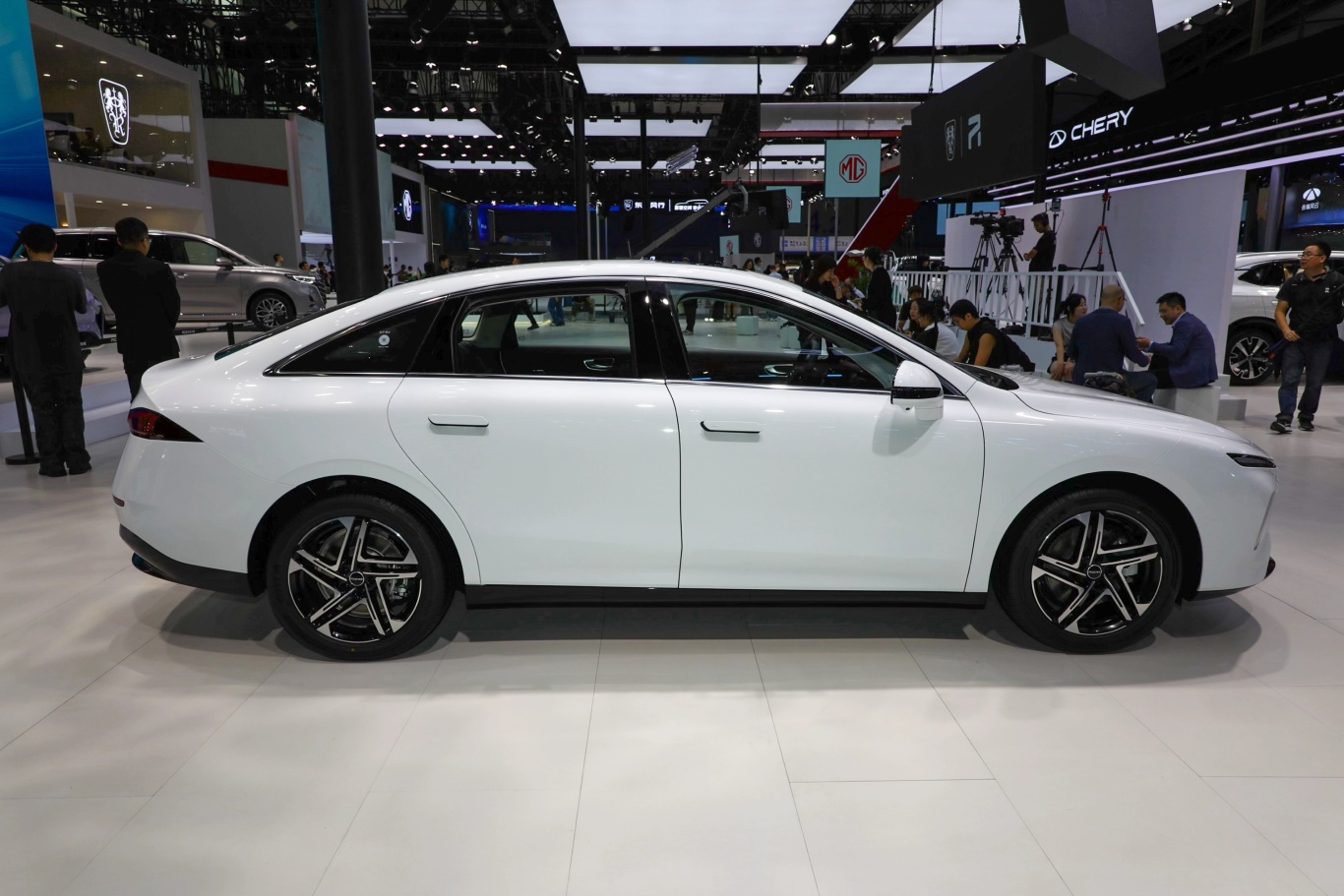 【荣威D7纯电动 610km 后驱尊荣版外观图片-汽车图片大全】-易车