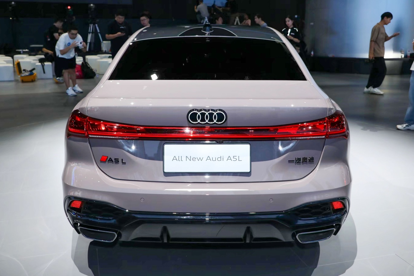 【奥迪A5L2.0T 运动版 quattro正后水平图片-汽车图片大全】-易车