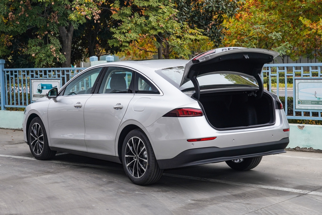 【荣威D7插电混动 1.5L 125km 世界冠军卓越版后备厢开启45度侧拍图片-汽车图片大全】-易车