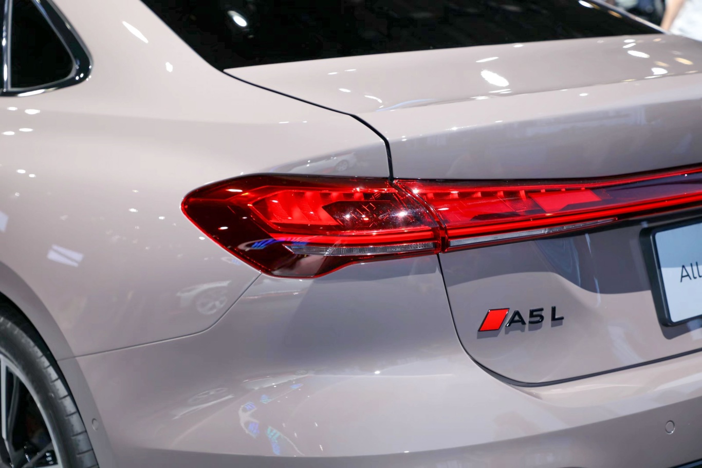 【奥迪A5L2.0T 高功率标准版尾灯侧45度俯拍图片-汽车图片大全】-易车
