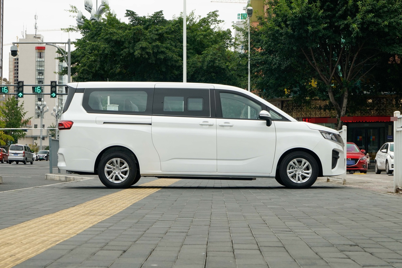 【锐胜王牌M72.0L 手动长轴中级营运舒适版 9座 CNG正侧车头向右水平图片-汽车图片大全】-易车