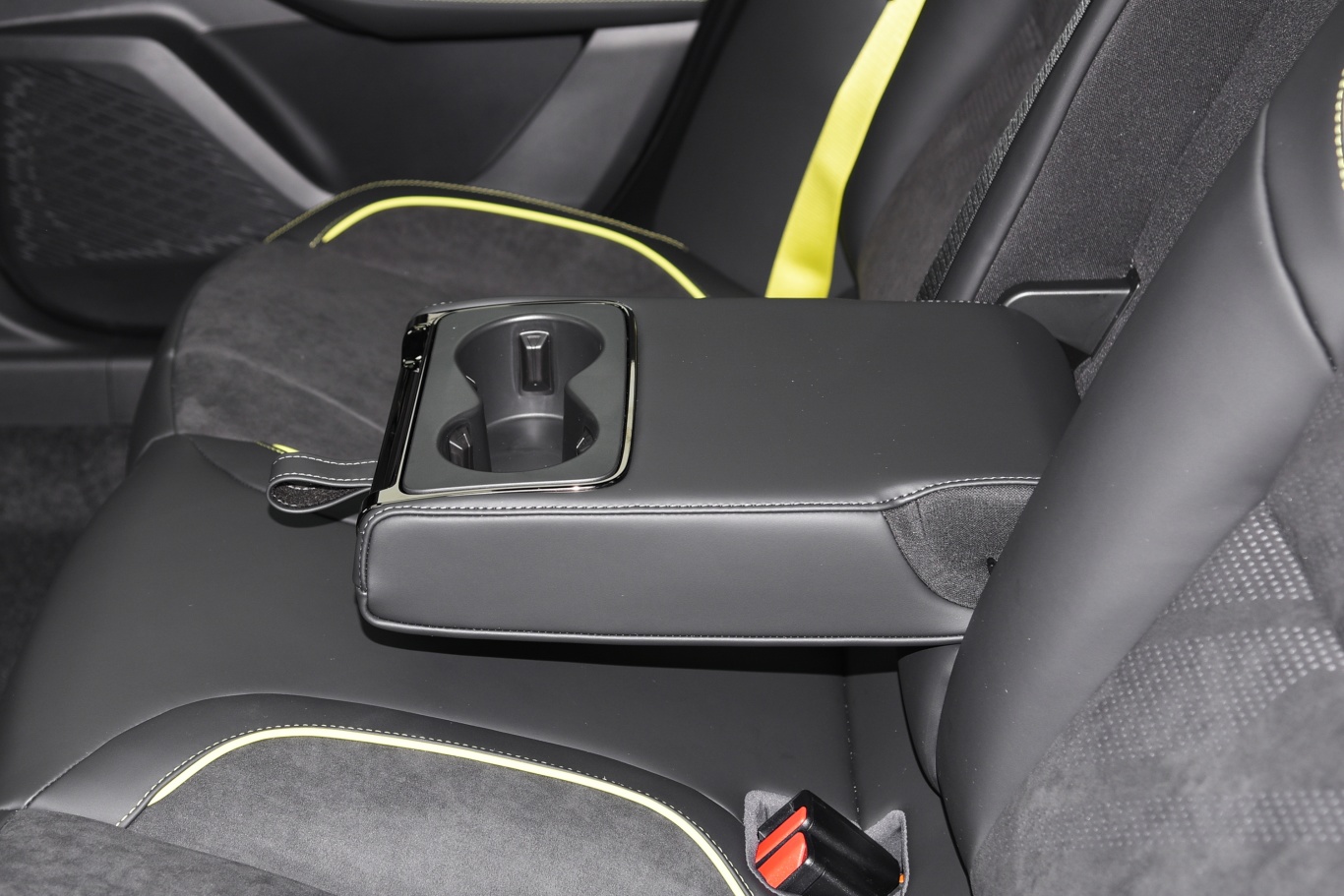 【领克0303+ 2.0T 自动四驱性能套装 5座后排中央扶手图片-汽车图片大全】-易车