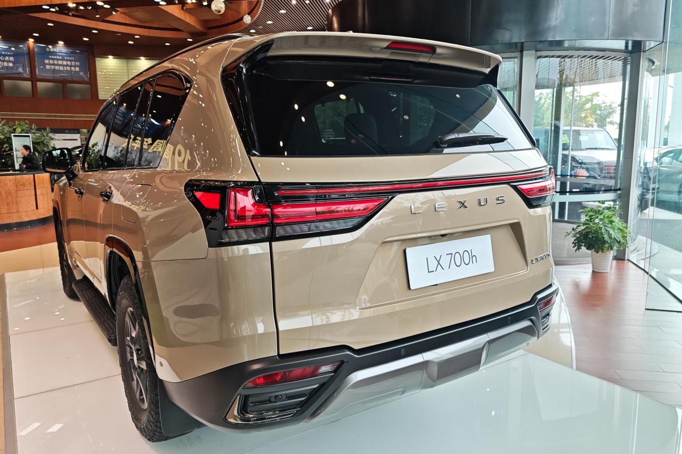 【雷克萨斯LXLX700h OVERTRAIL领境版车尾特写图片-汽车图片大全】-易车