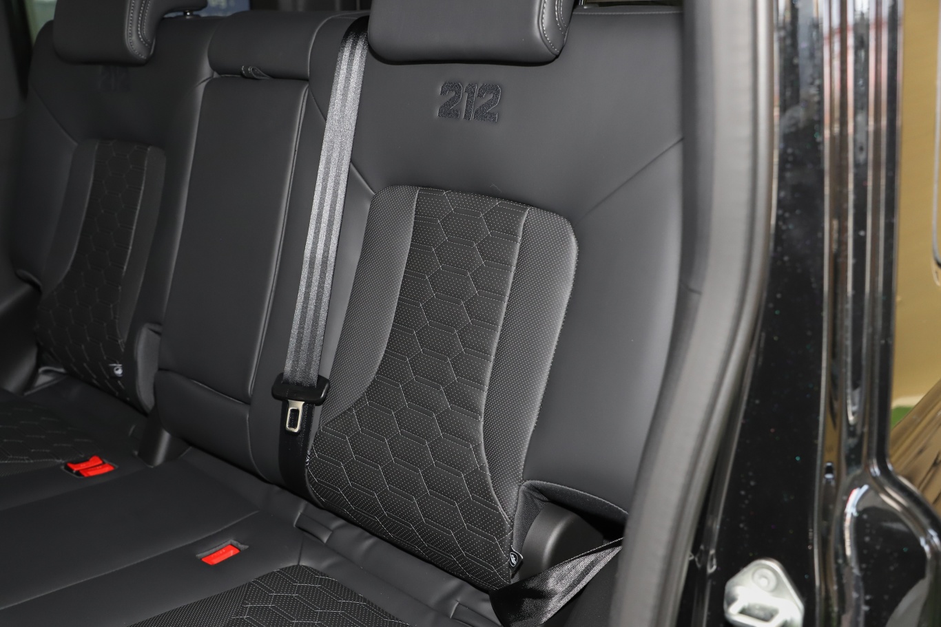 【212 T012.0T 检阅官 汽油后排空间图片-汽车图片大全】-易车