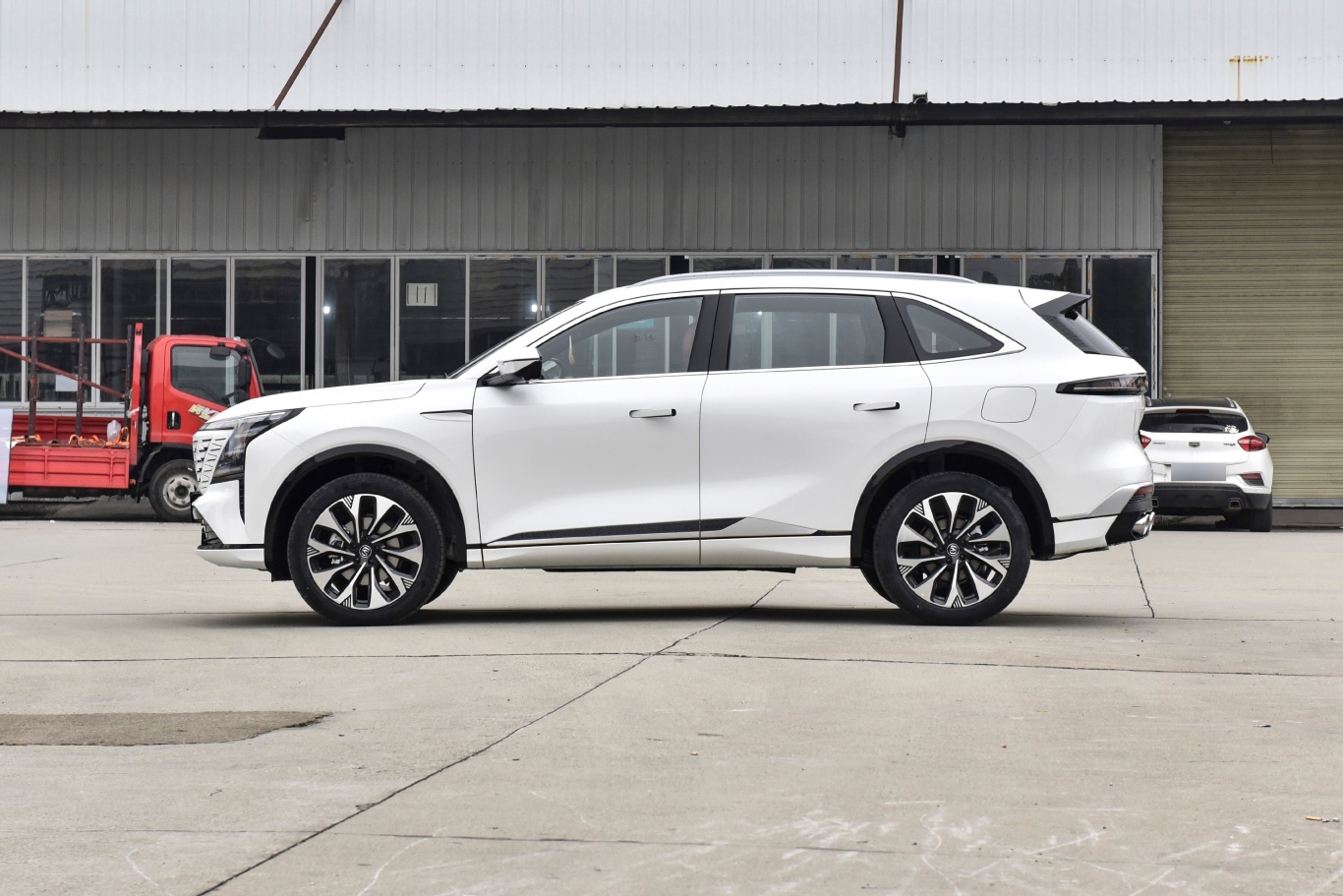 【长安CS75PLUS第四代 Ultra 2.0T 新蓝鲸智慧劲擎型正侧车头向左水平图片-汽车图片大全】-易车