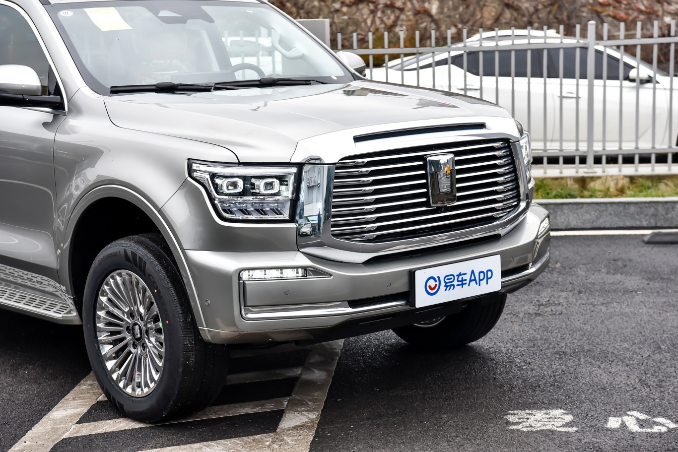 【坦克500新能源2.0T Hi4-Z前格栅侧俯拍图片-汽车图片大全】-易车