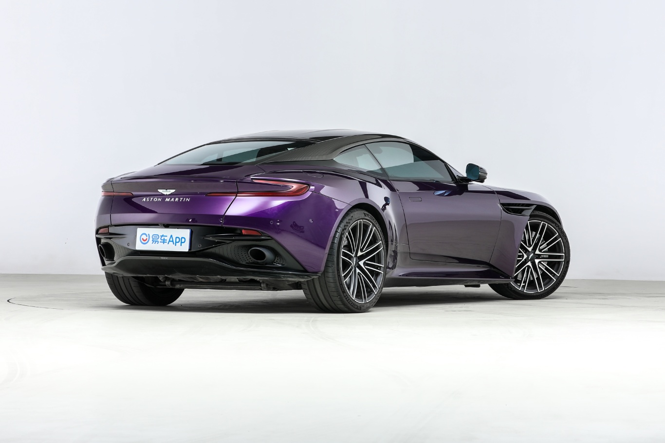 【阿斯顿·马丁DB124.0T V8侧后45度车头向右水平图片-汽车图片大全】-易车