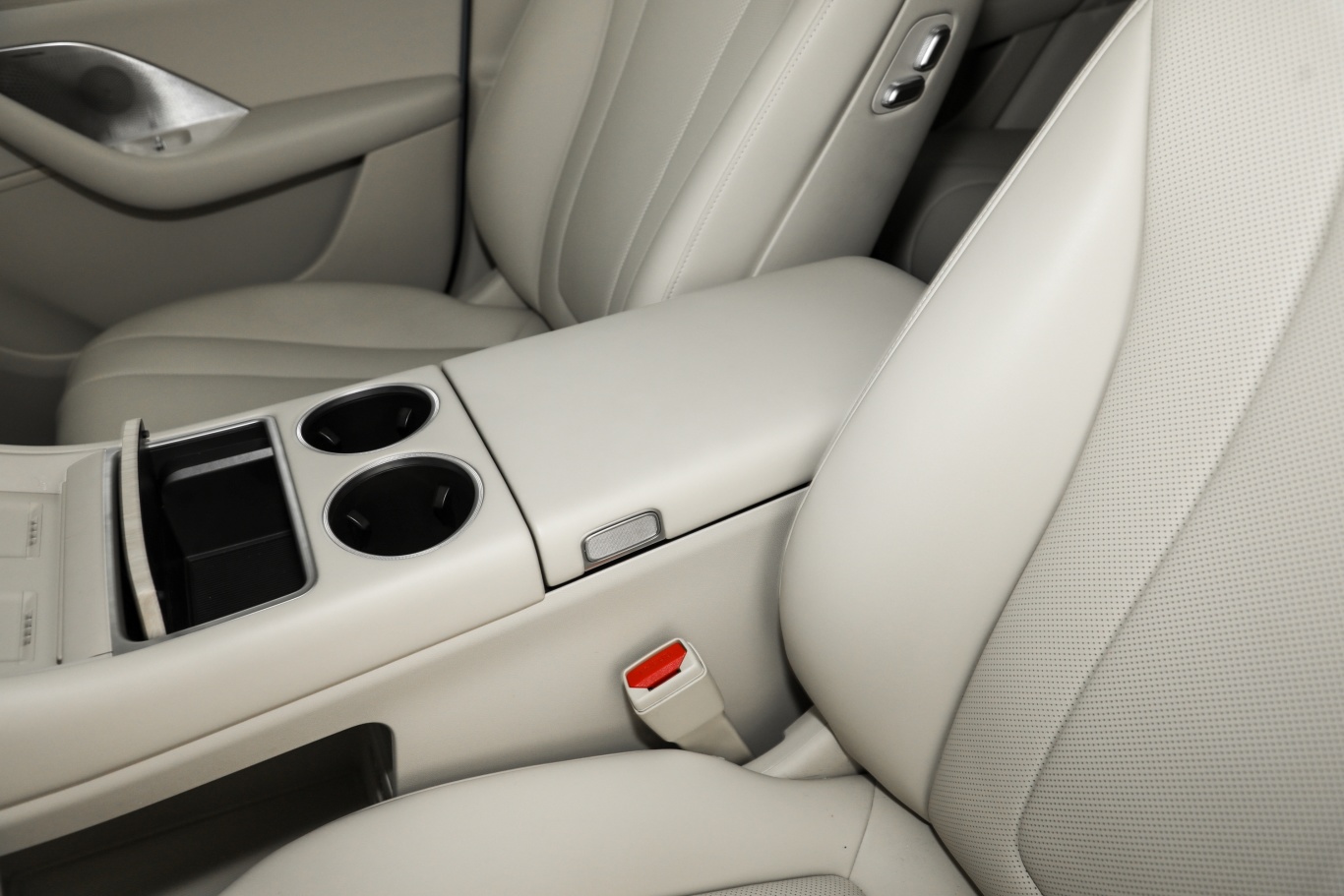 【智界R7增程版 251km 后驱Max前排中央扶手图片-汽车图片大全】-易车