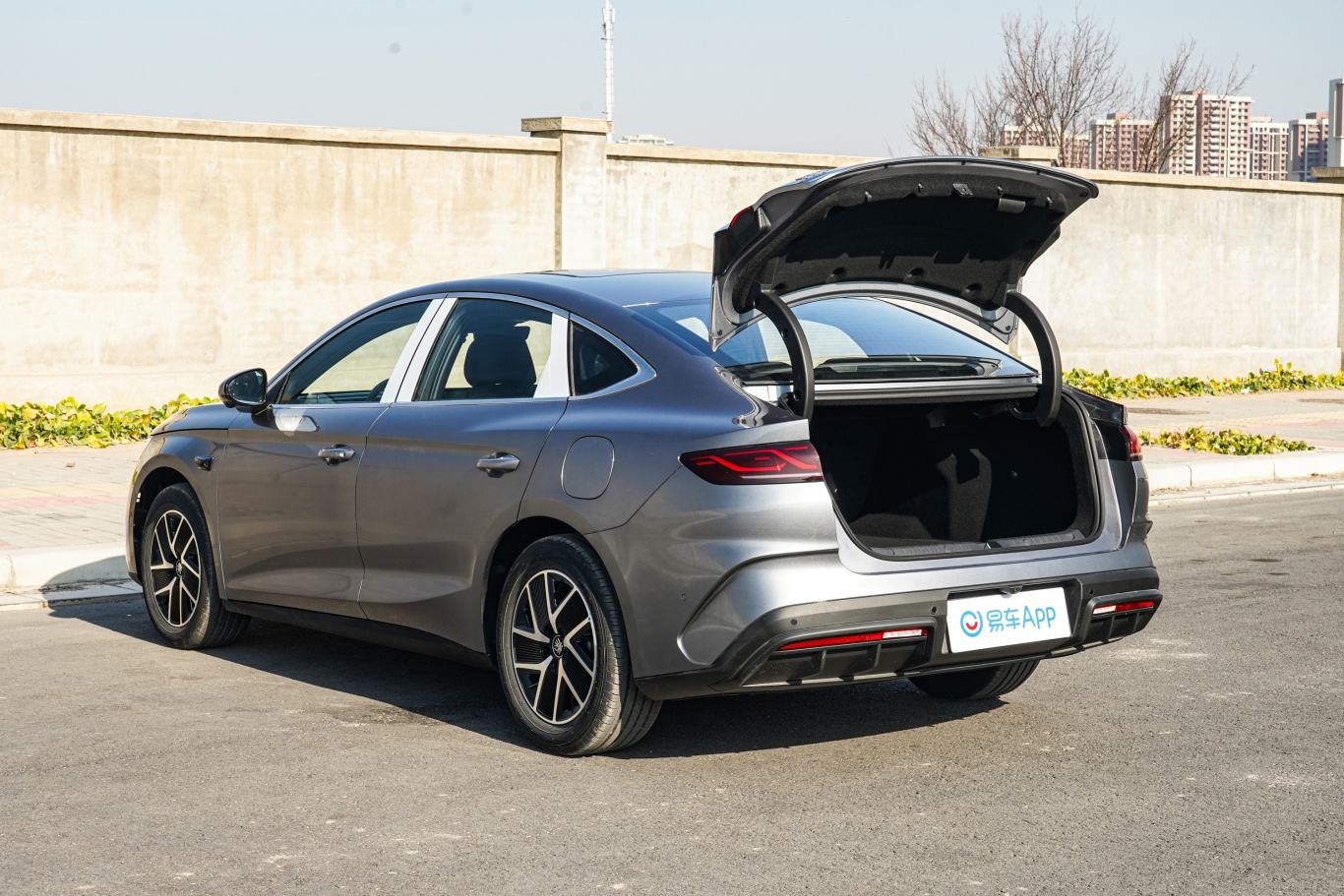 【秦LDM-i 智驾版 1.5L 120km 领先型后备厢开启45度侧拍图片-汽车图片大全】-易车