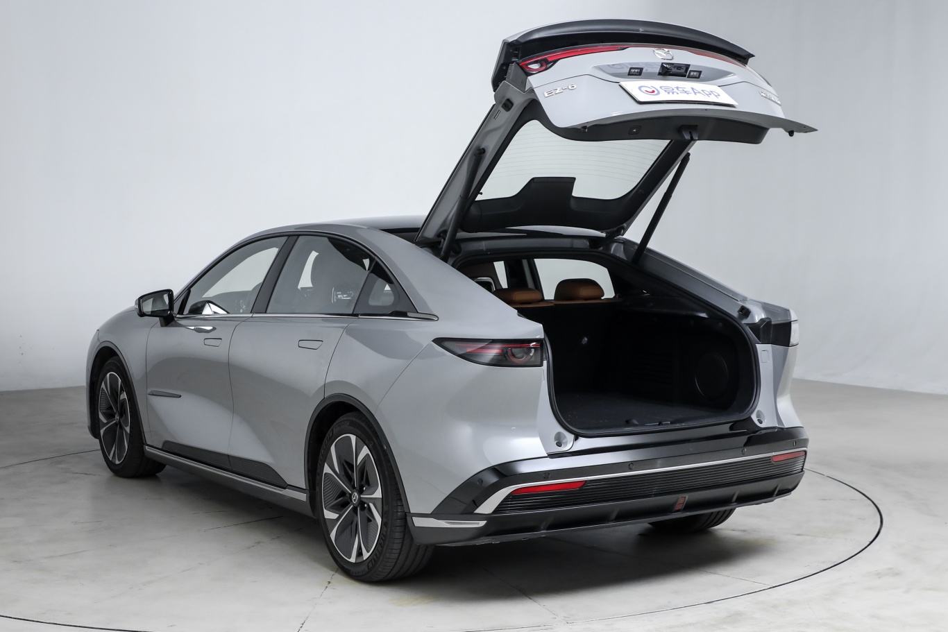 【马自达EZ-6纯电版 600km 智尊版后备厢开启45度侧拍图片-汽车图片大全】-易车