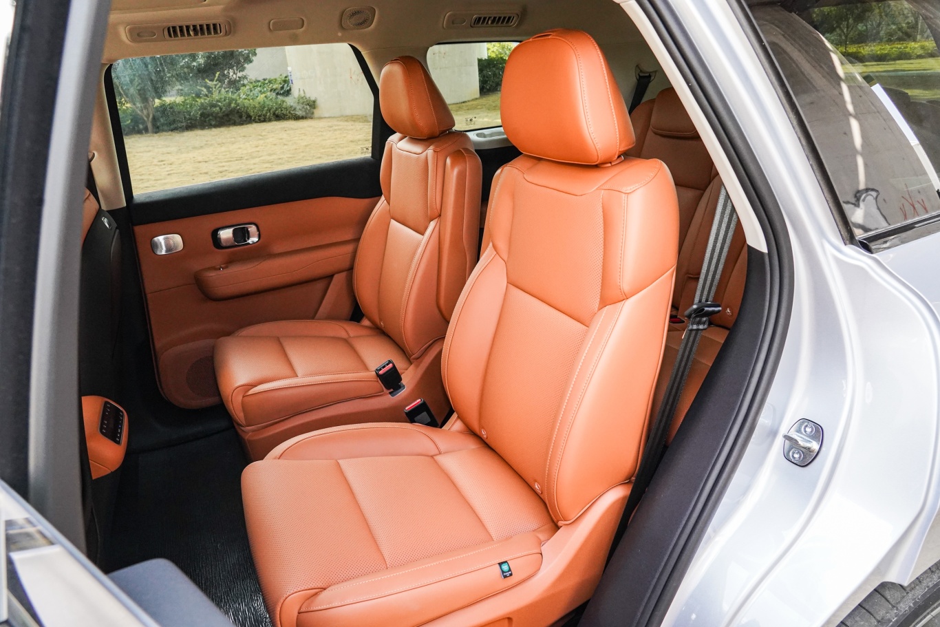 【零跑C16纯电版 580km 尊享版后排座椅图片-汽车图片大全】-易车