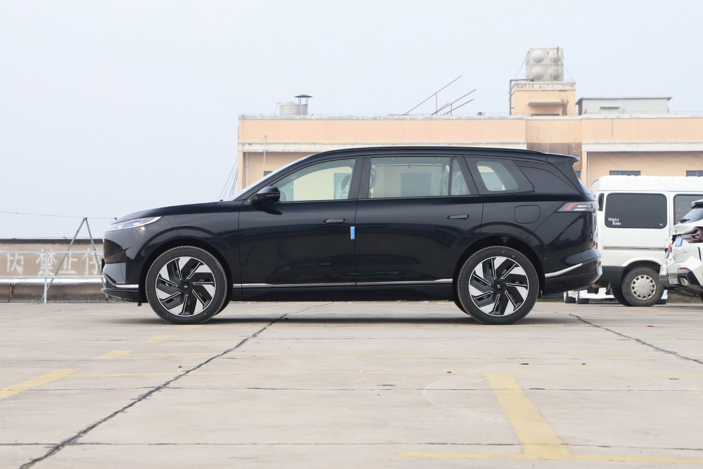 【eπ008增程版 210Ultra 6座正侧车头向左水平图片-汽车图片大全】-易车