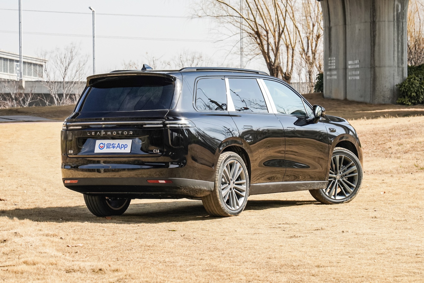 【零跑C16纯电版 580km 尊享版侧后45度车头向右水平图片-汽车图片大全】-易车