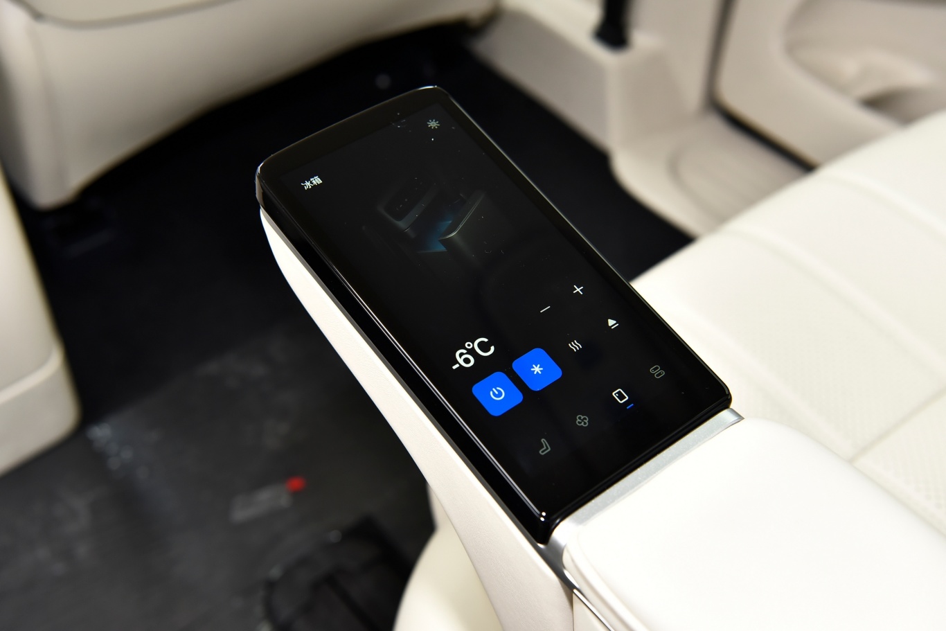 【岚图梦想家插电混动 1.5T 235km 四驱尊贵乾崑版后排功能图片-汽车图片大全】-易车