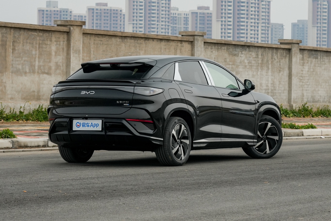 【海狮07EV智驾版 610km 后驱智航版侧后45度车头向右水平图片-汽车图片大全】-易车